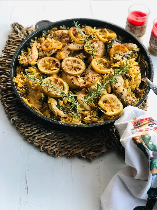 Pollo con limón caramelizado y orzo - Loretta Cocina